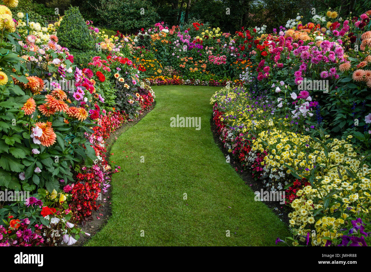 Curved lawn hi-res stock photography and images - Alamy