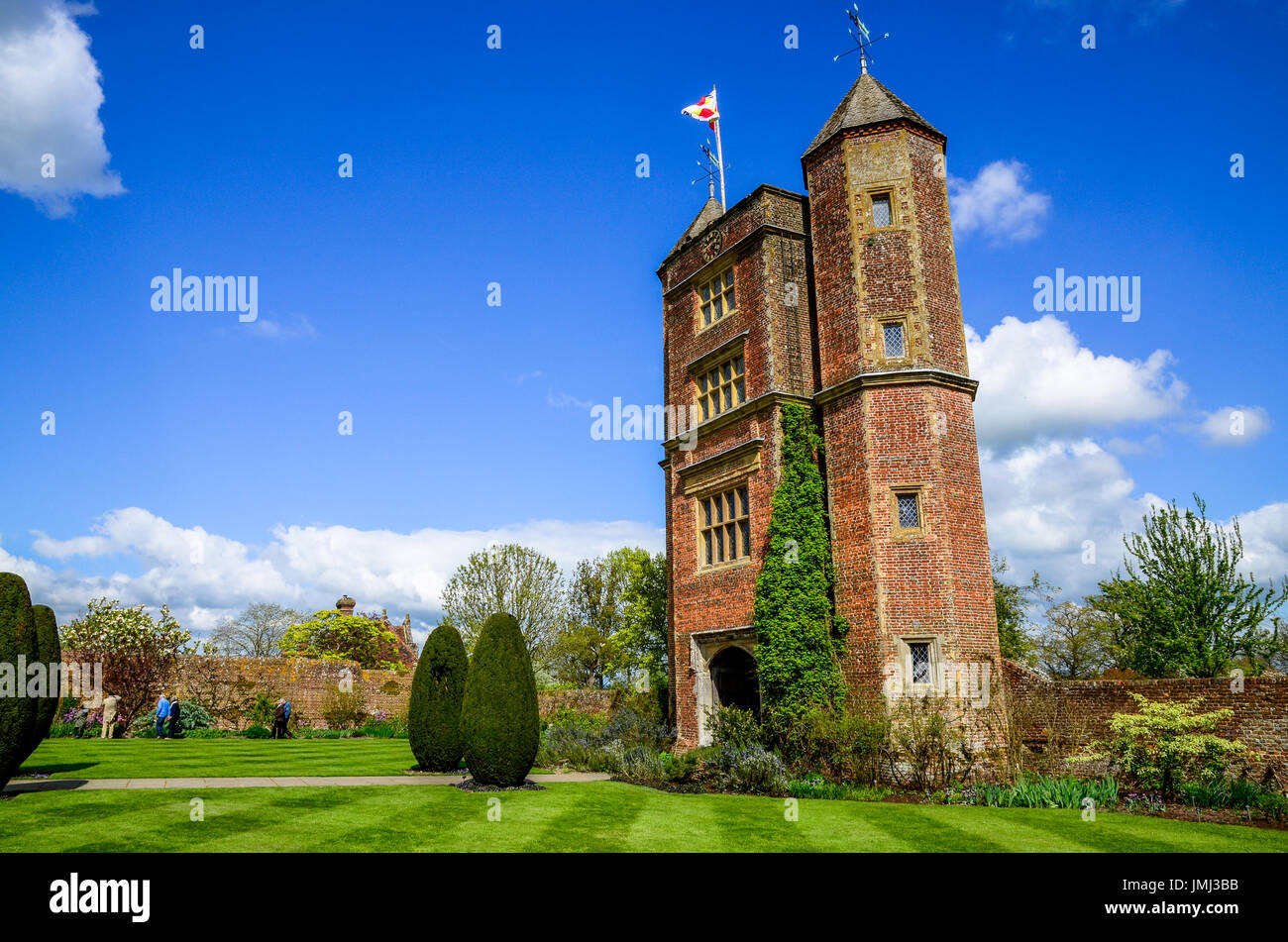 The Elizabethan tower at Sissinghurst Castle Garden in Kent Stock Photo ...