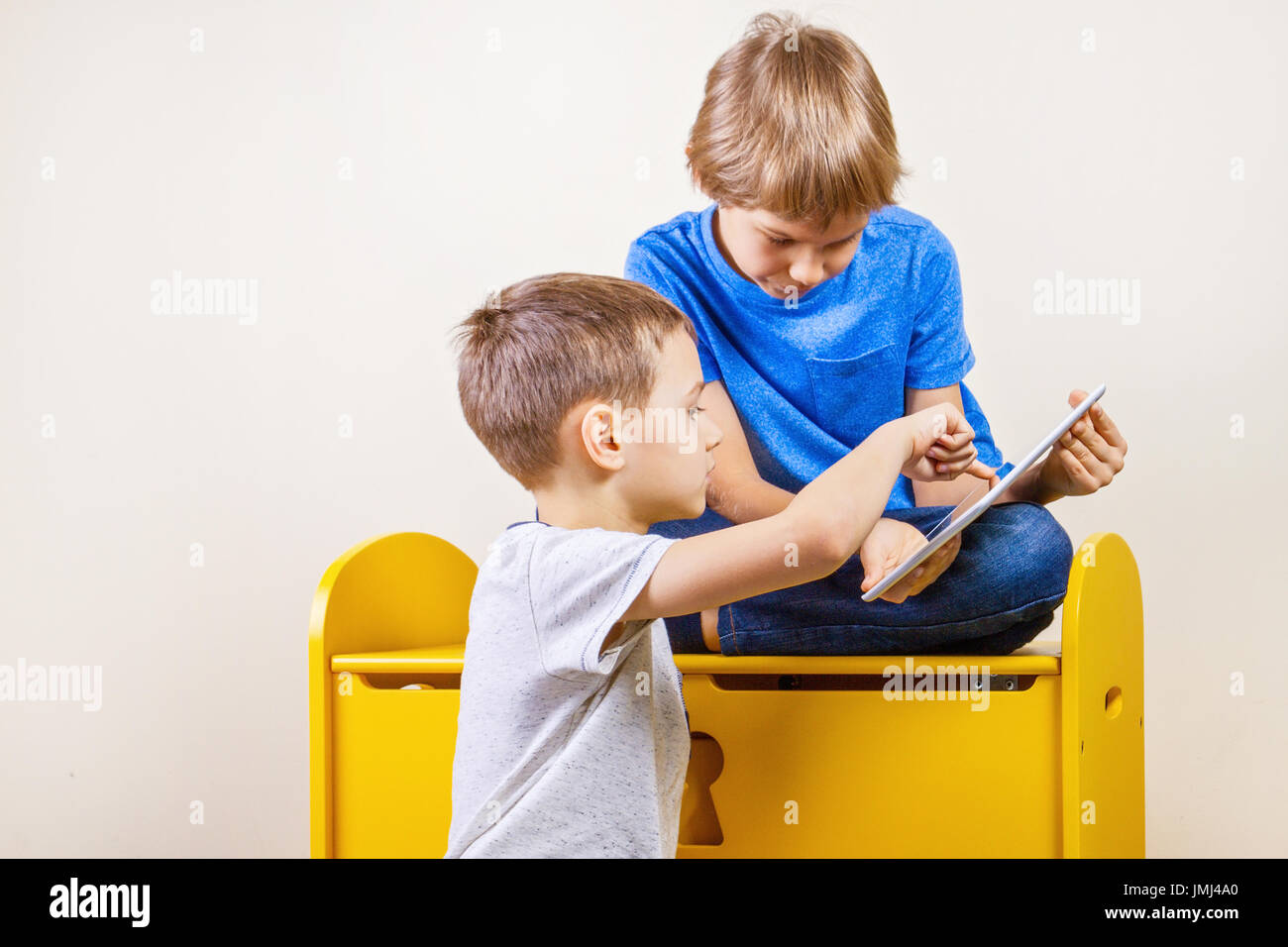 Children playing computer school hi-res stock photography and images ...