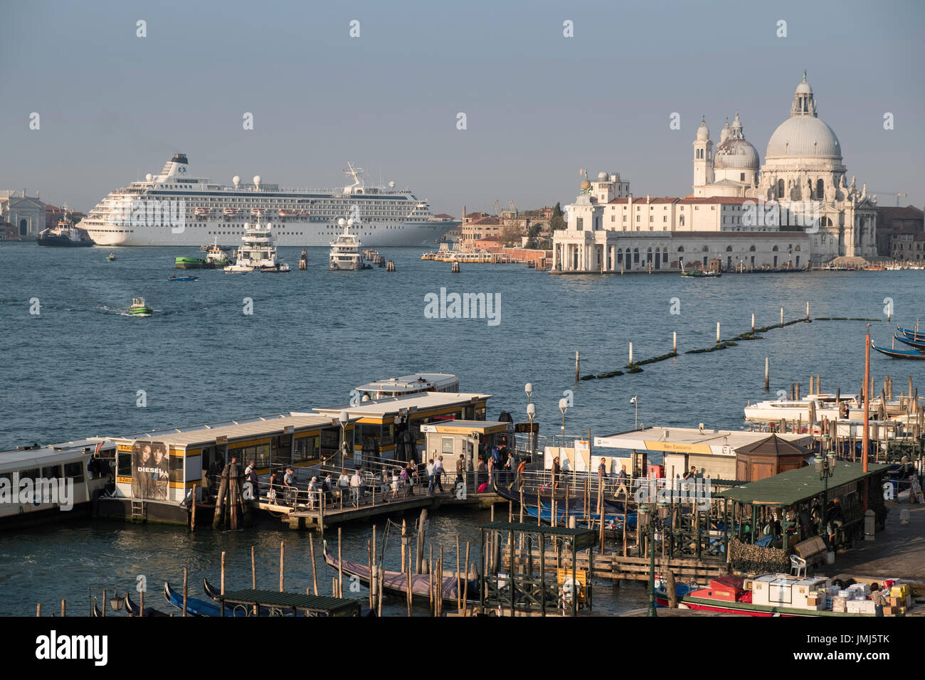 CRUISE SHIP GRAND CANAL VENICE Stock Photo - Alamy