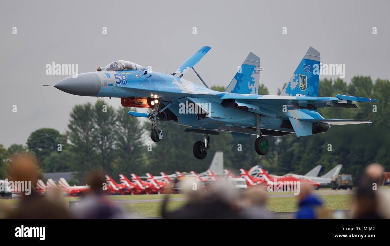 Su-27 Flanker fighter jet landing at RAF Fairford Stock Photo - Alamy