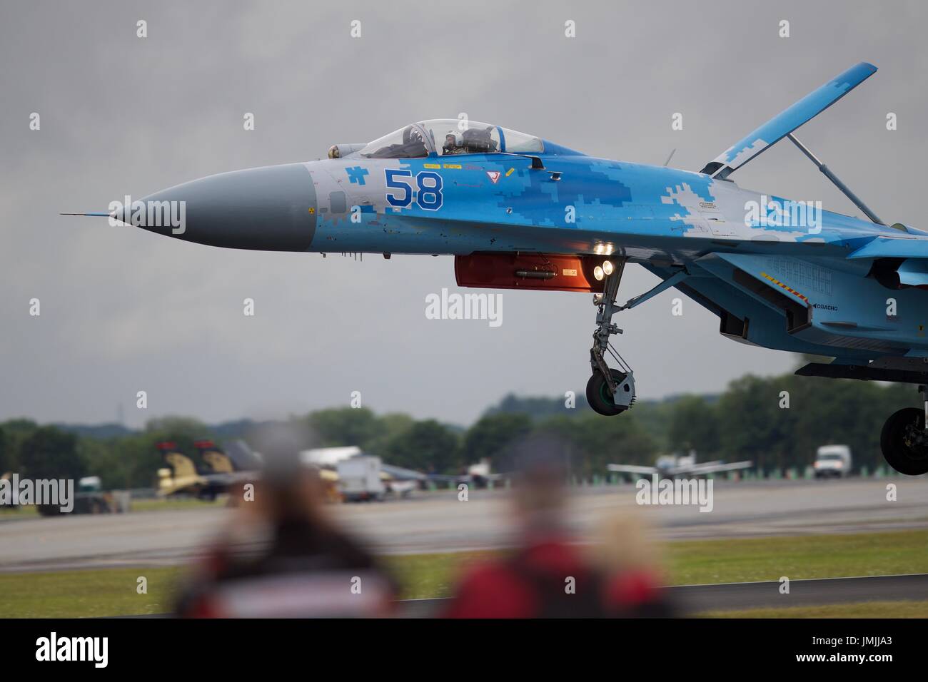 Su-27 Flanker fighter jet landing at RAF Fairford Stock Photo - Alamy