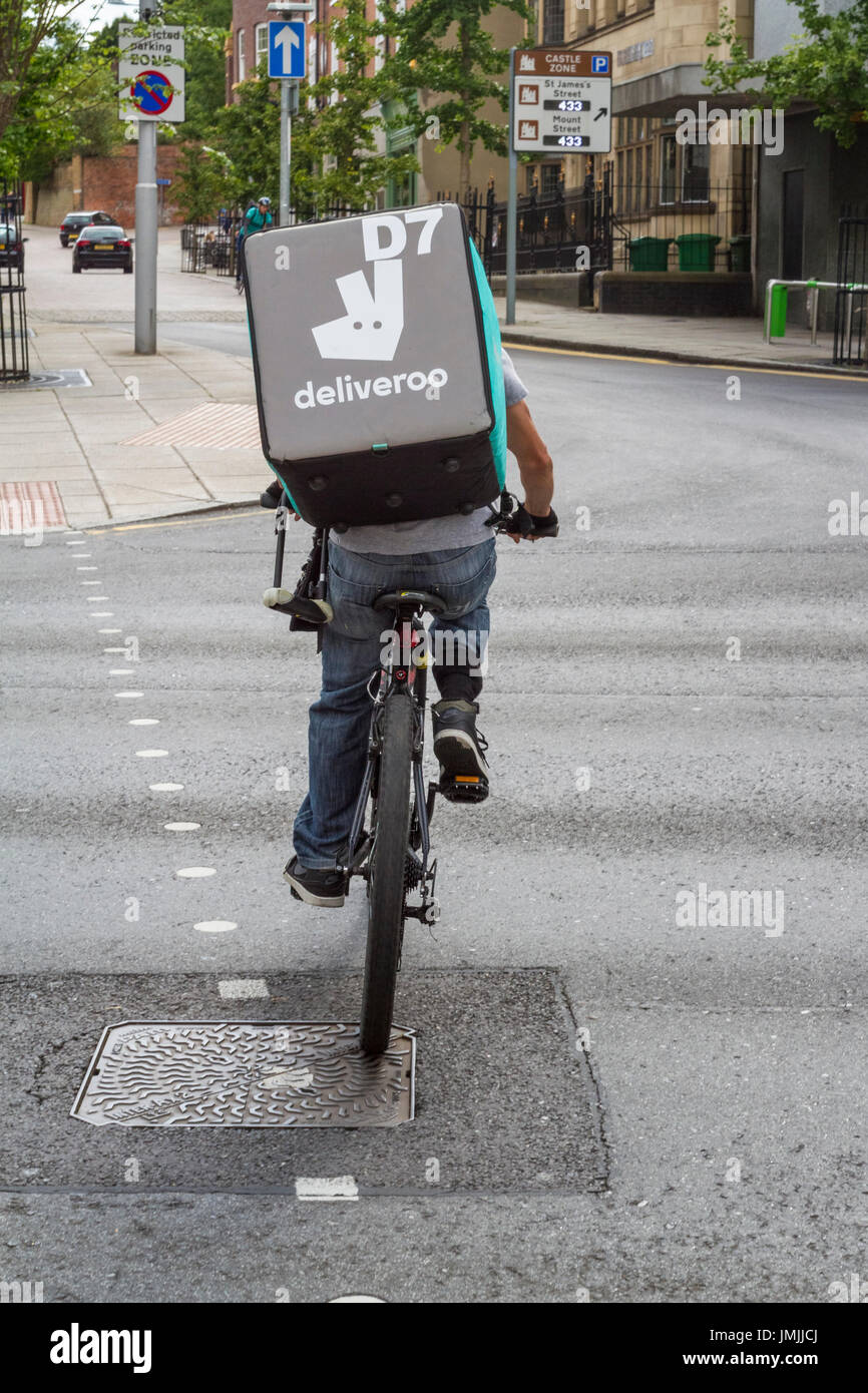 Deliveroo cyclist delivery rider hi-res stock photography and images ...