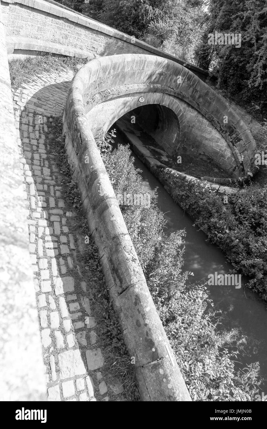 This is Lamberts Lane Bridge, No.77 or Snailly bridge, a characteristic ...