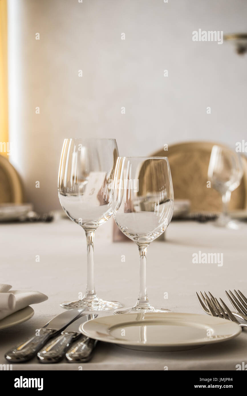 Empty plates table hi-res stock photography and images - Alamy