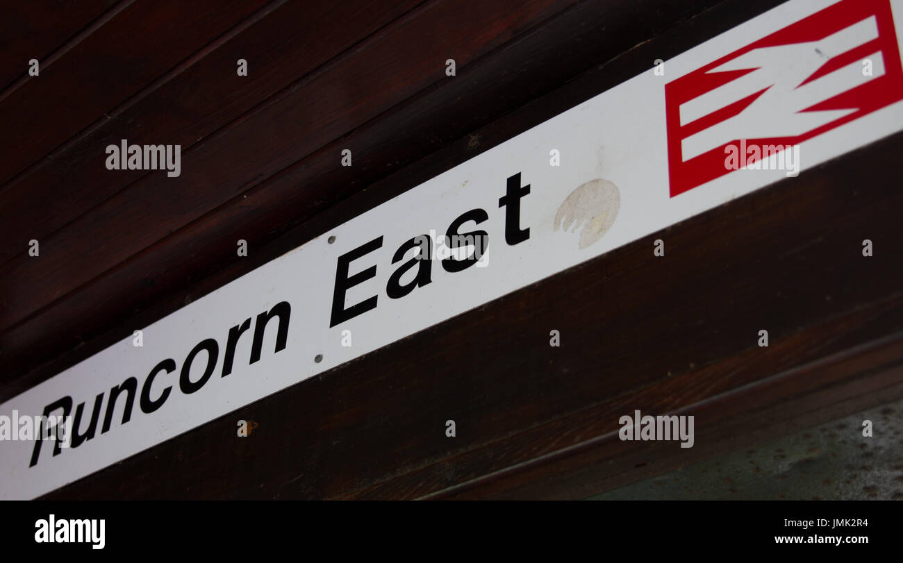Runcorn railway station hi-res stock photography and images - Alamy