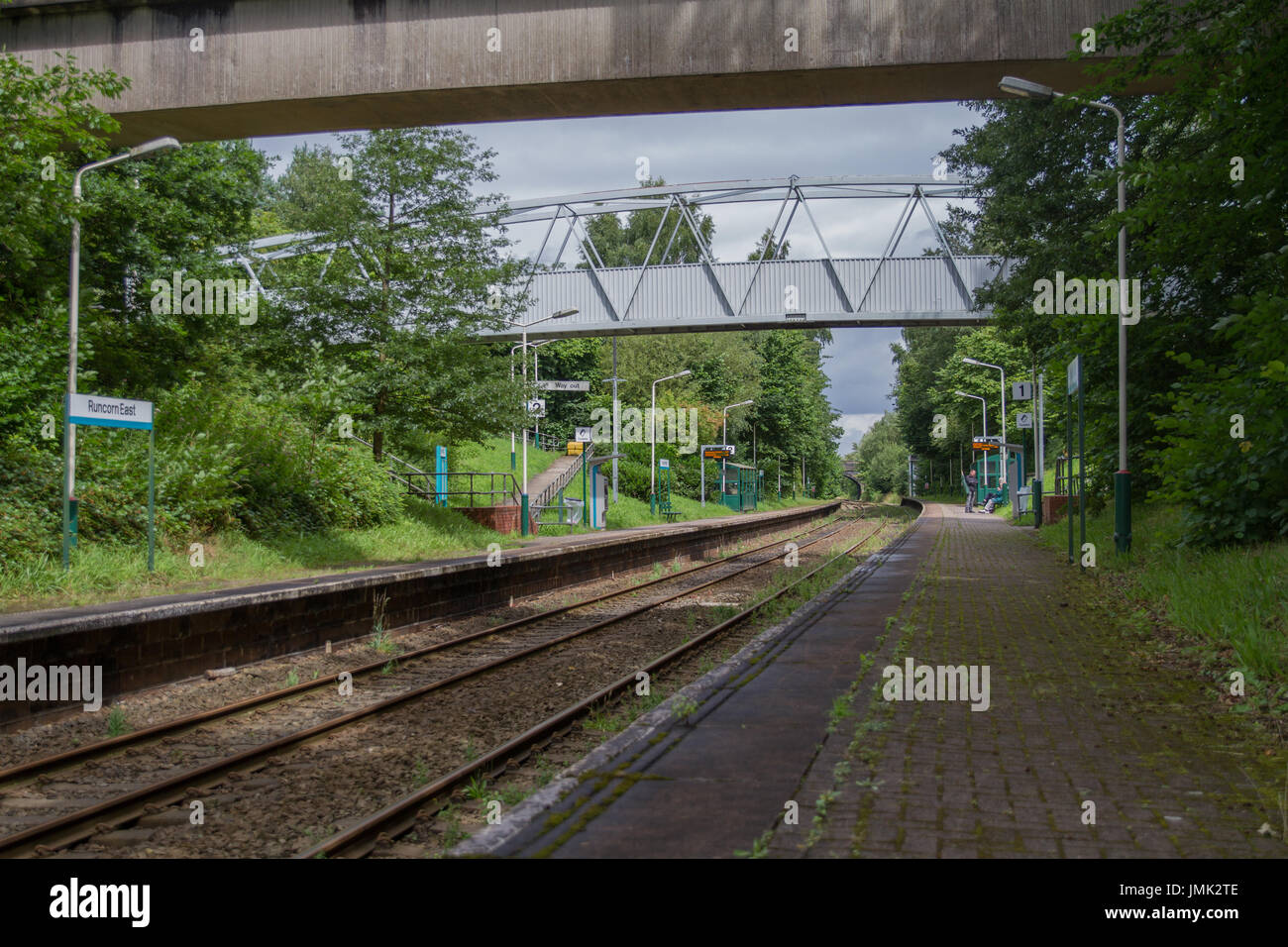 Arriva Trains Wales ATW Runcorn East RUE station platforms, bridges ...