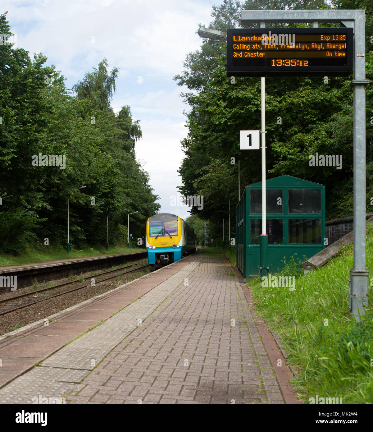 Arriva Trains Wales ATW Class 175 Passenger Train arrives at Runcorn ...