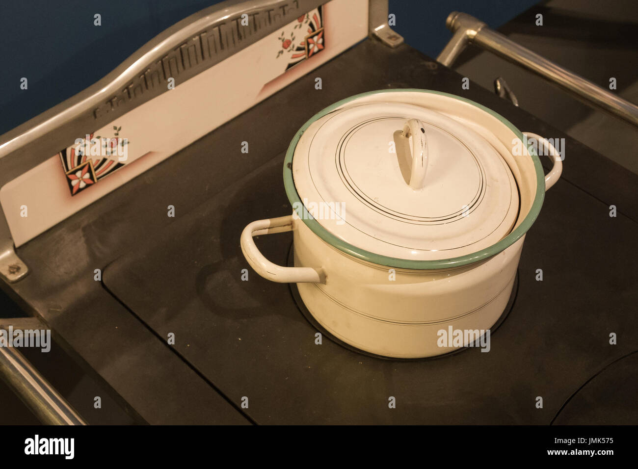 Cooking food in cast iron cast iron pot kettle hi-res stock photography ...