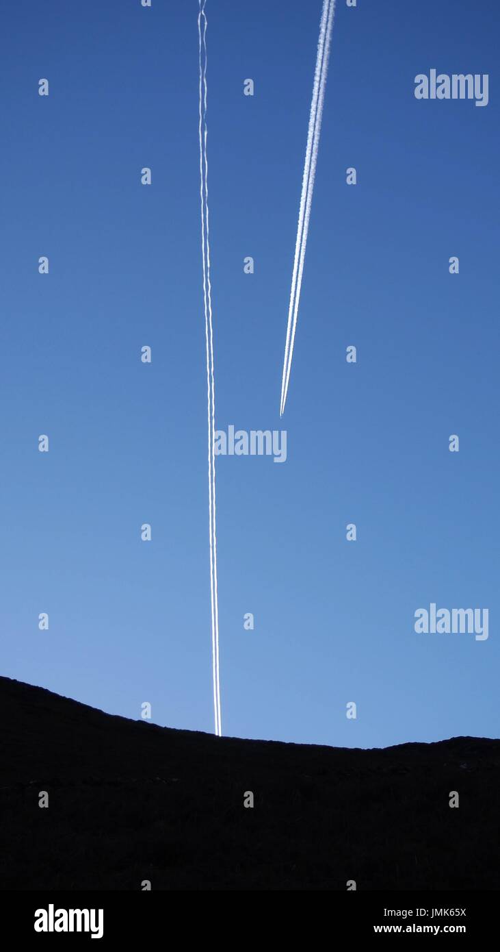 Contrails silhouette hi-res stock photography and images - Alamy