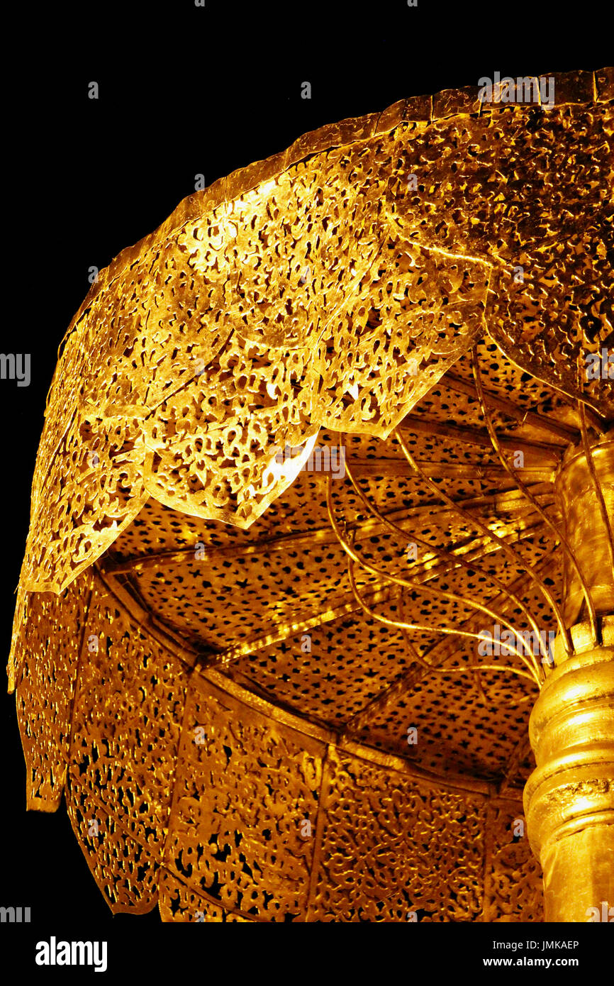 Gold sculpture hi-res stock photography and images - Alamy