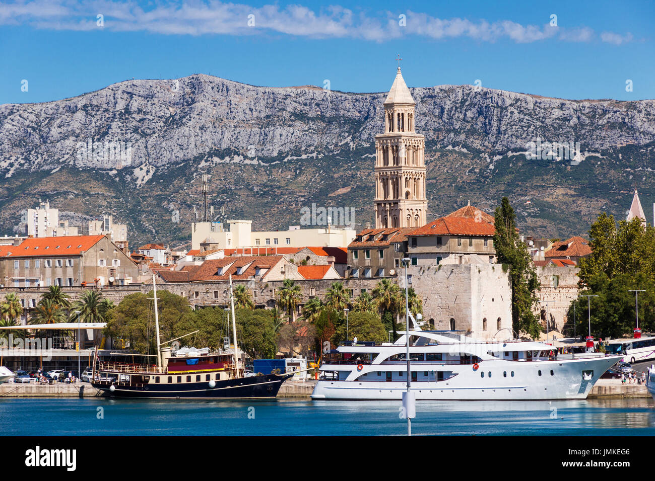 Split island ferry hi-res stock photography and images - Alamy