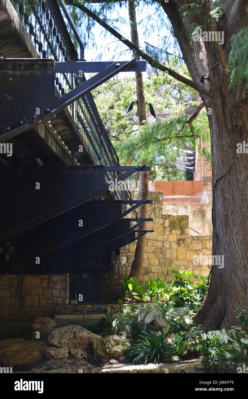 The South Presa Street bridge over the San Antonio River is a ...