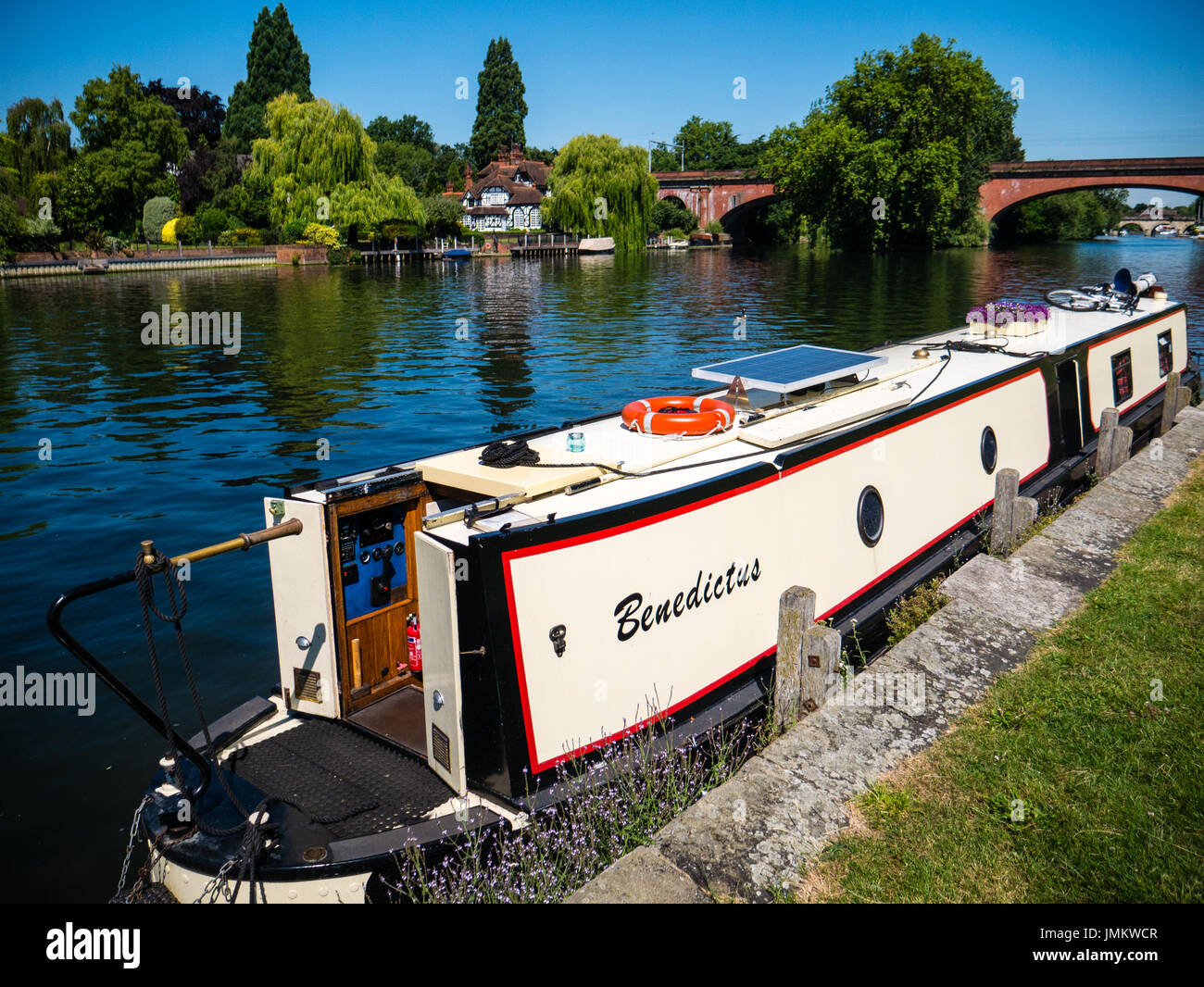 Railway bridge narrow boat hi-res stock photography and images - Alamy