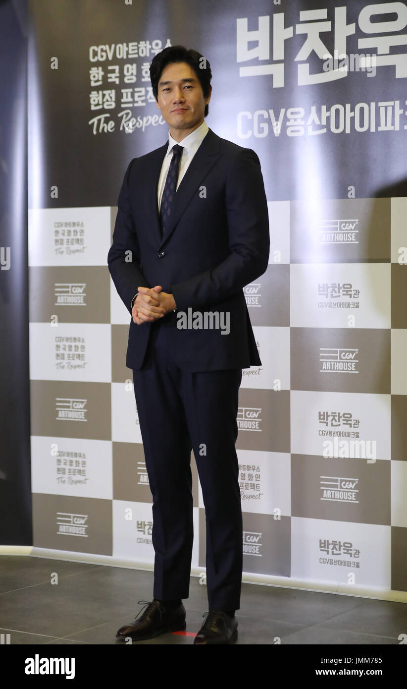 Actor Yoo Ji-tae South Korean actor Yoo Ji-tae poses for a photo during ...