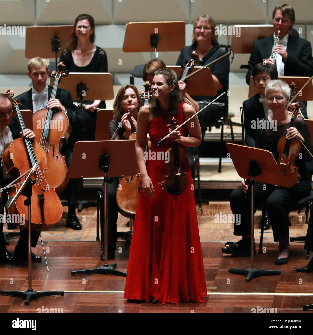 Dutch violinist janine jansen hi-res stock photography and images - Alamy