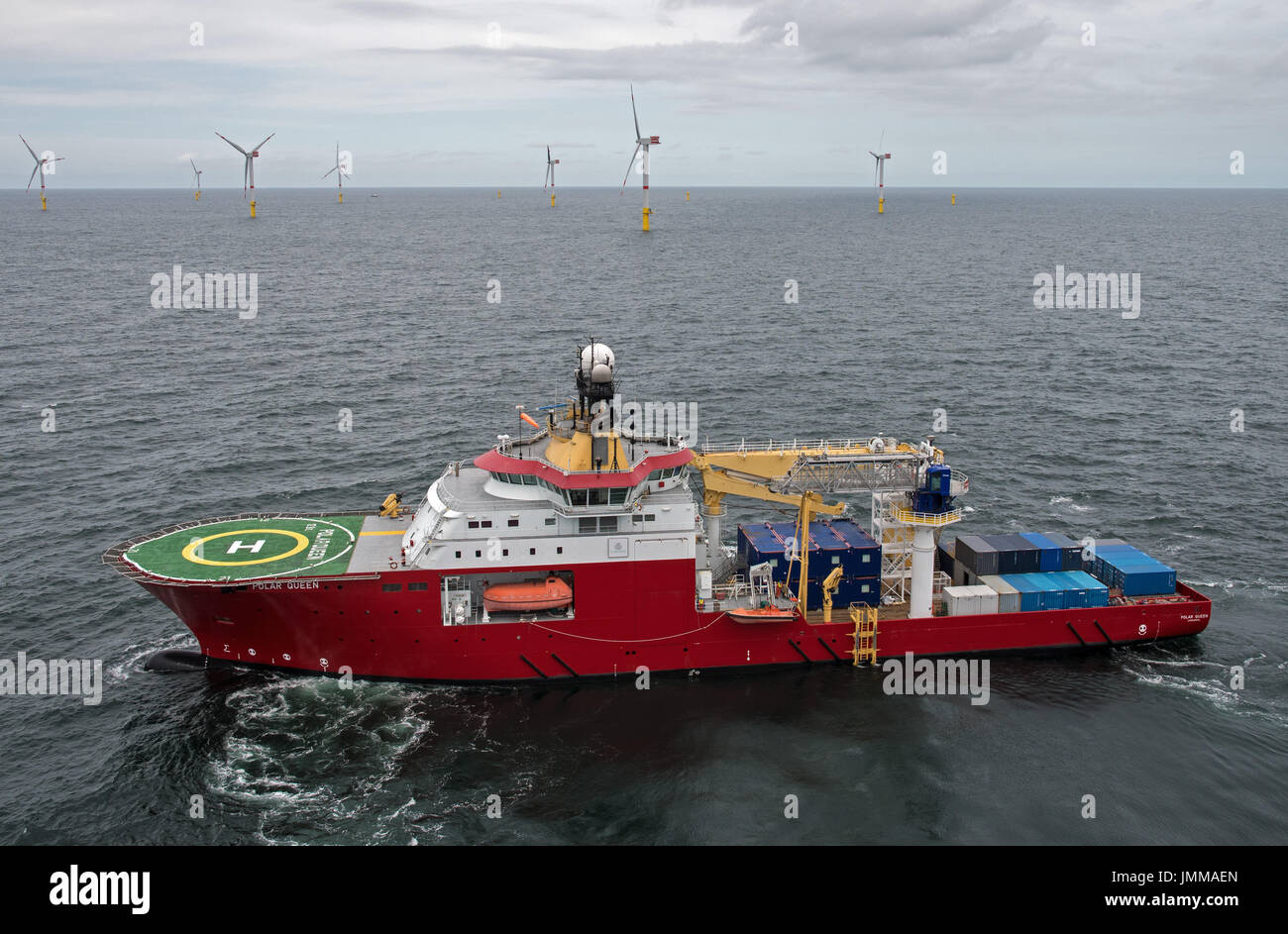 The service ship "Polar Queen" sails through the offshore wind park ...