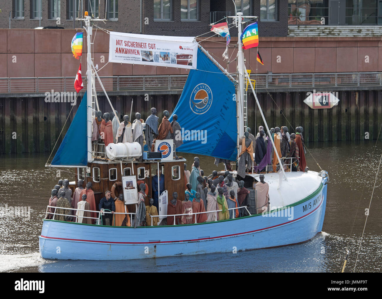 Bremen, Germany. 28th July, 2017. The Danish cutter MS 'Anton' carrying ...