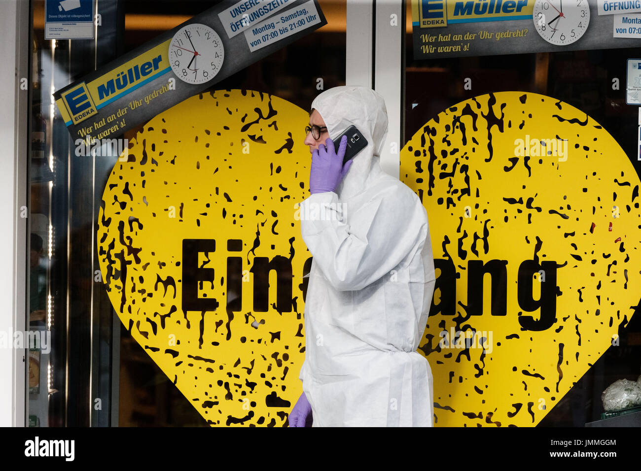 Hamburg, Germany. 28th July, 2017. dpatop - A police officer of the ...