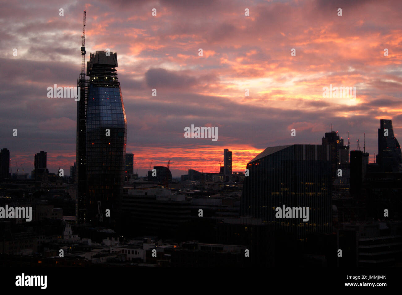 Reflections tall buildings hi-res stock photography and images - Alamy