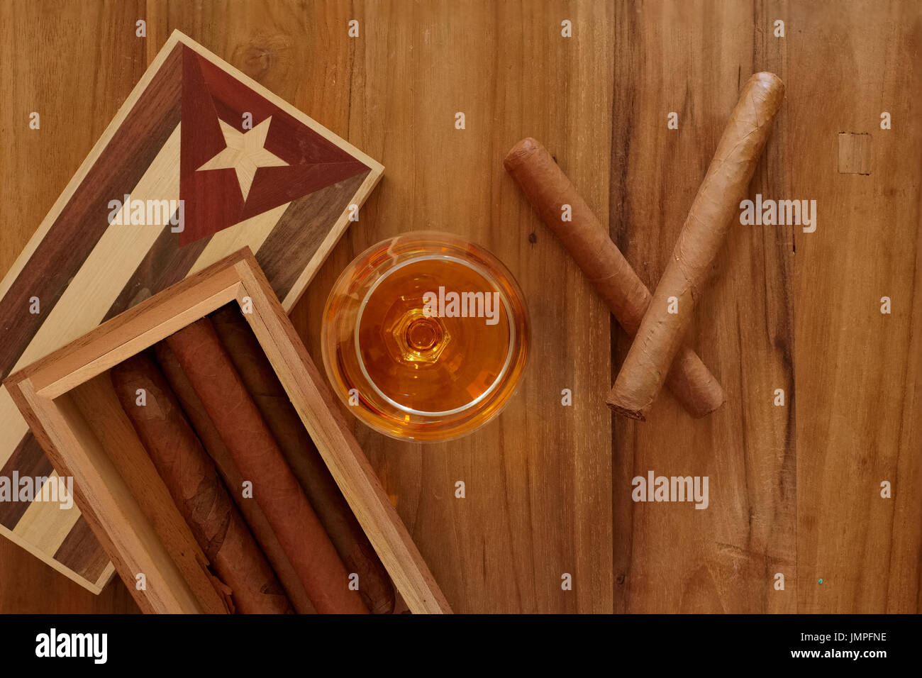 Studio scene of Cuban cigars, vintage cigar box and rum Stock Photo - Alamy