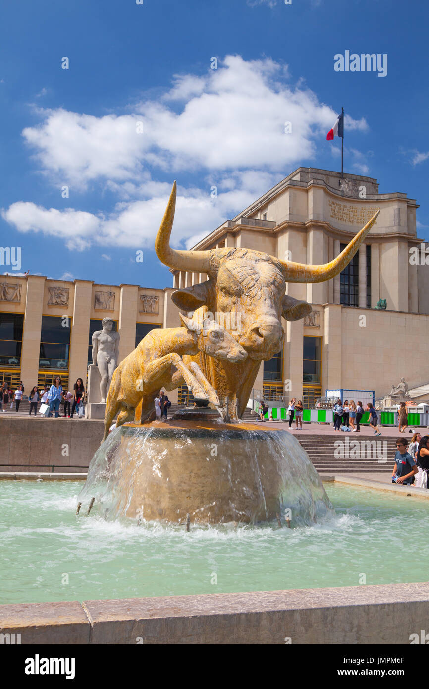Golden bull statue hi-res stock photography and images - Alamy