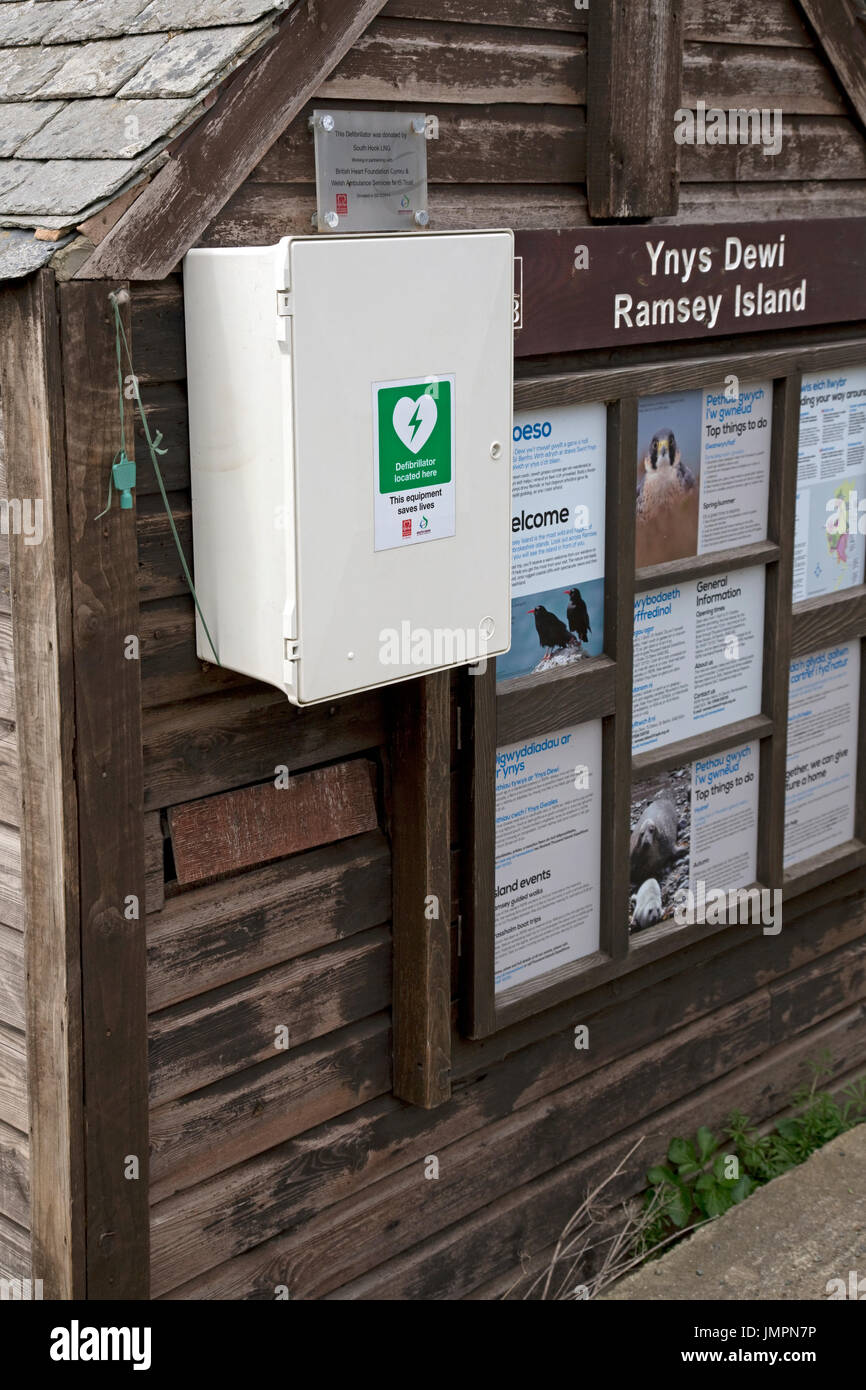 Medical emergency defibrillator hi-res stock photography and images - Alamy