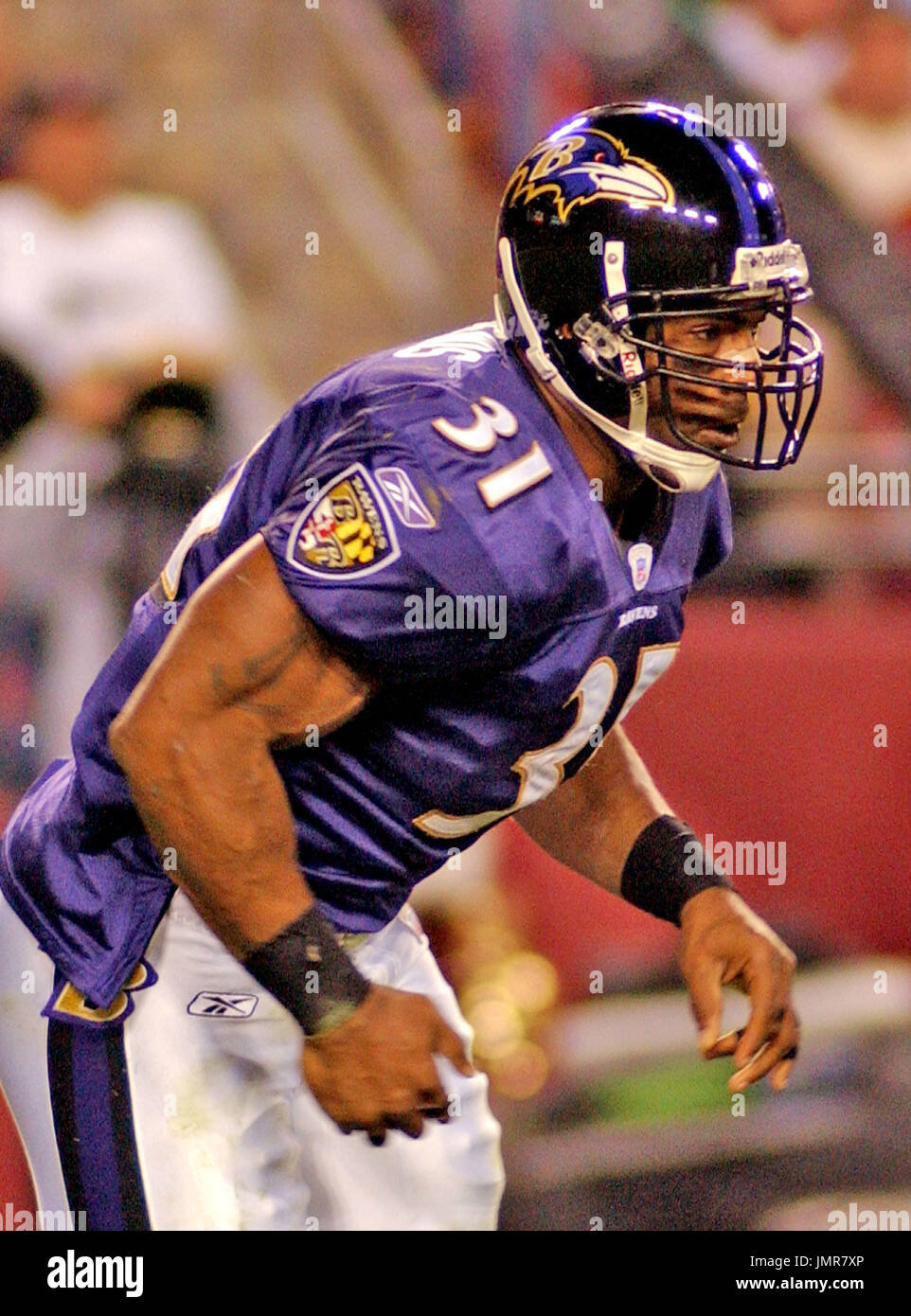 Baltimore Ravens running back Jamal Lewis (31) prepares to take a hand ...