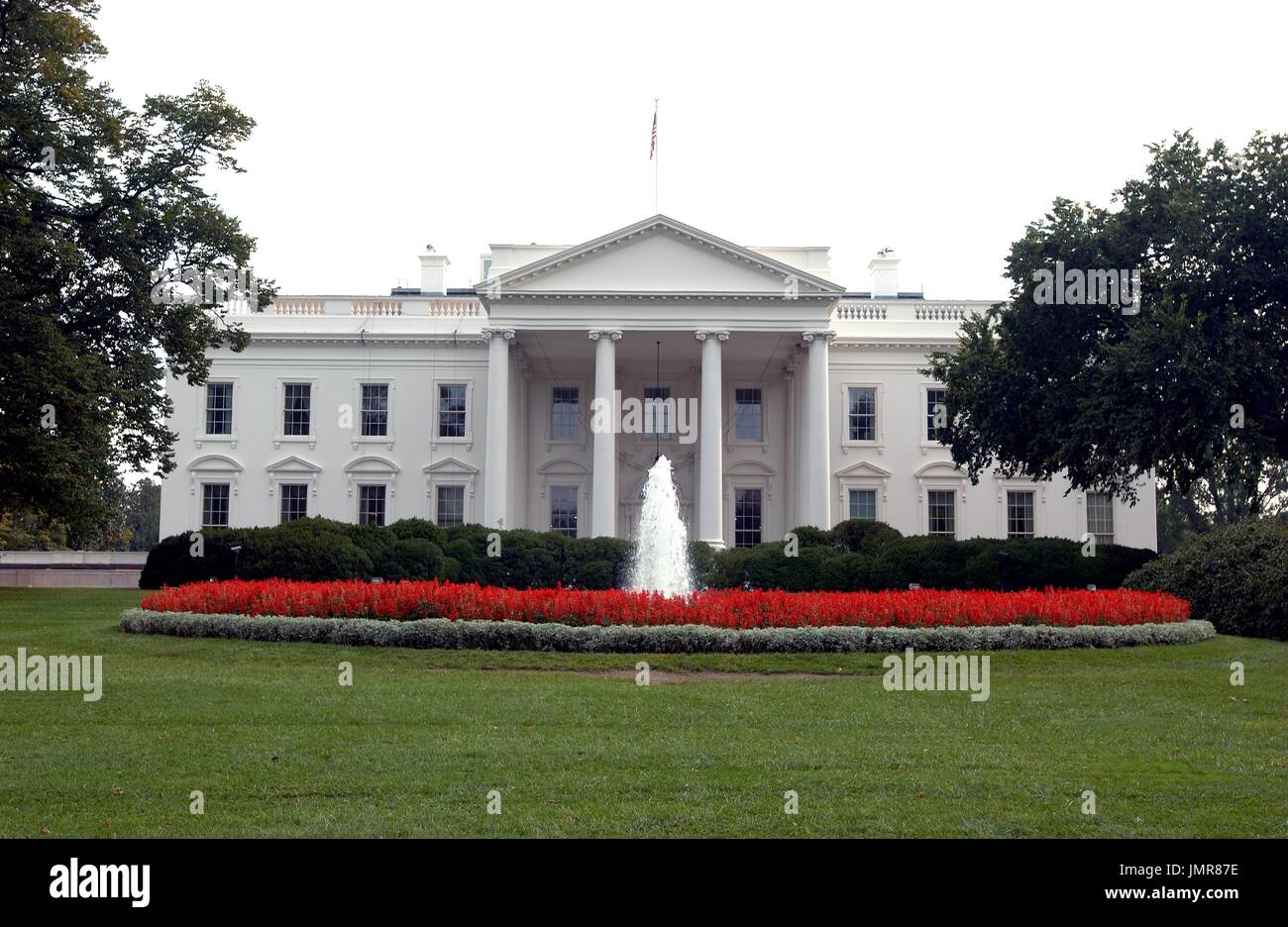 Very high resolution stock photo of the side of the White House in ...