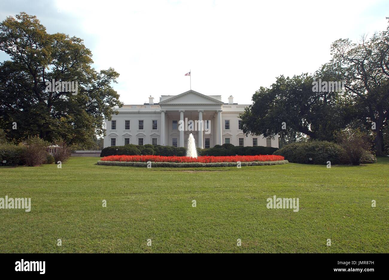 Very high resolution stock photo of the side of the White House in ...