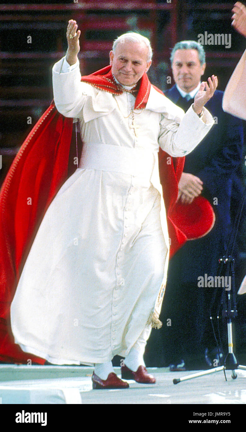 Washington, D.C. - October 7, 1979 -- Pope John Paul II acknowledges ...