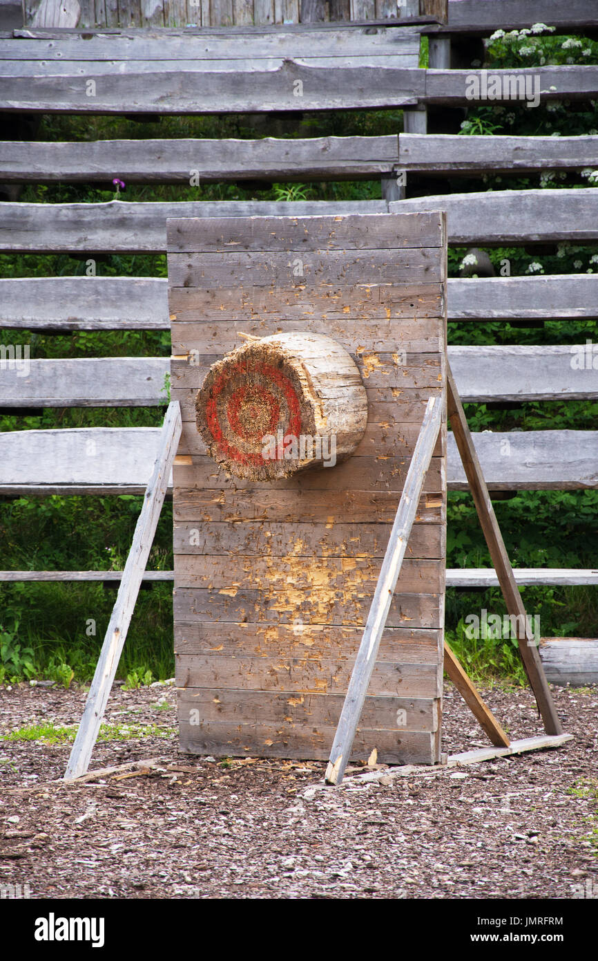 Archery. Target made from log Stock Photo - Alamy
