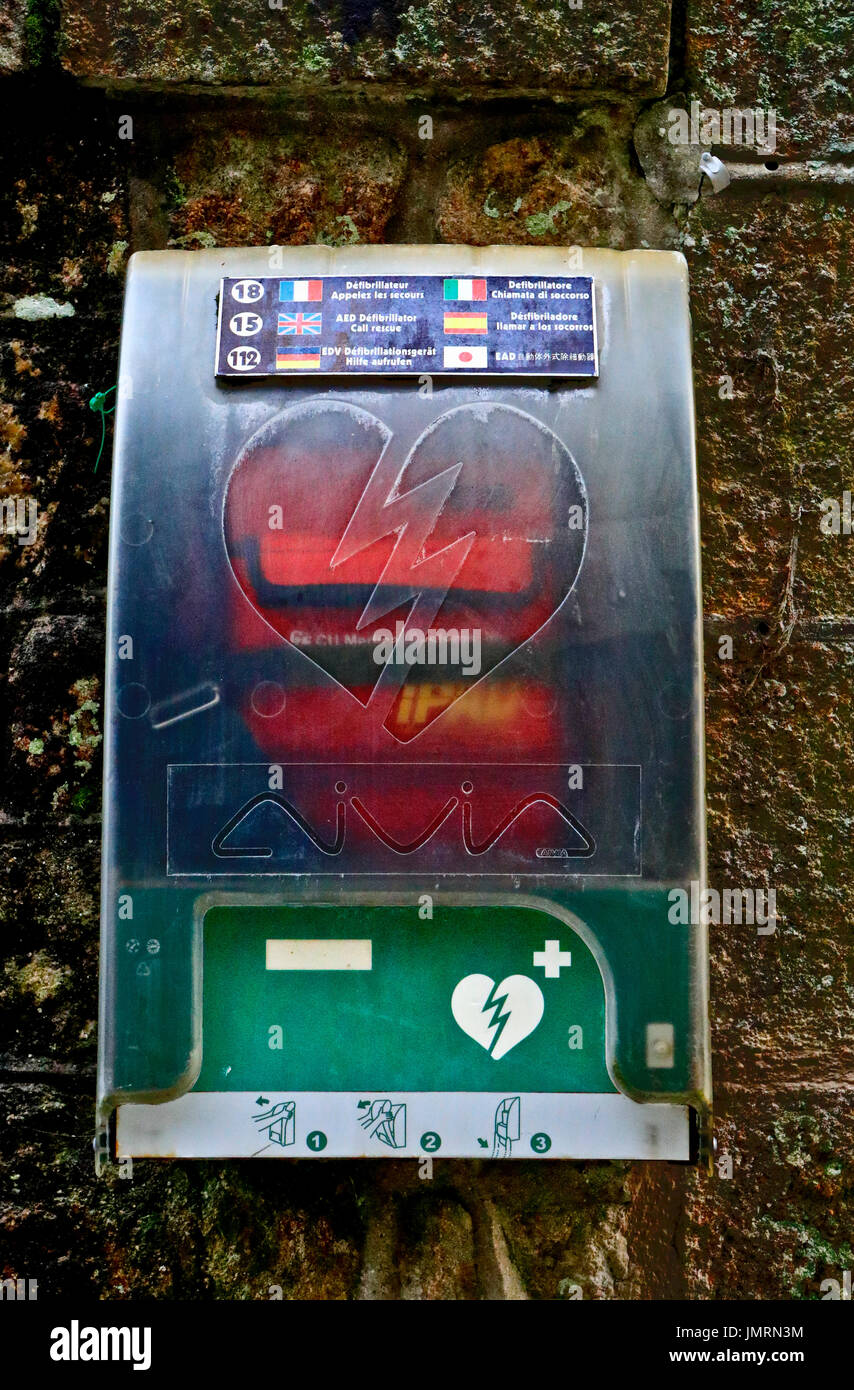 Automated external aed defibrillator france hi-res stock photography ...