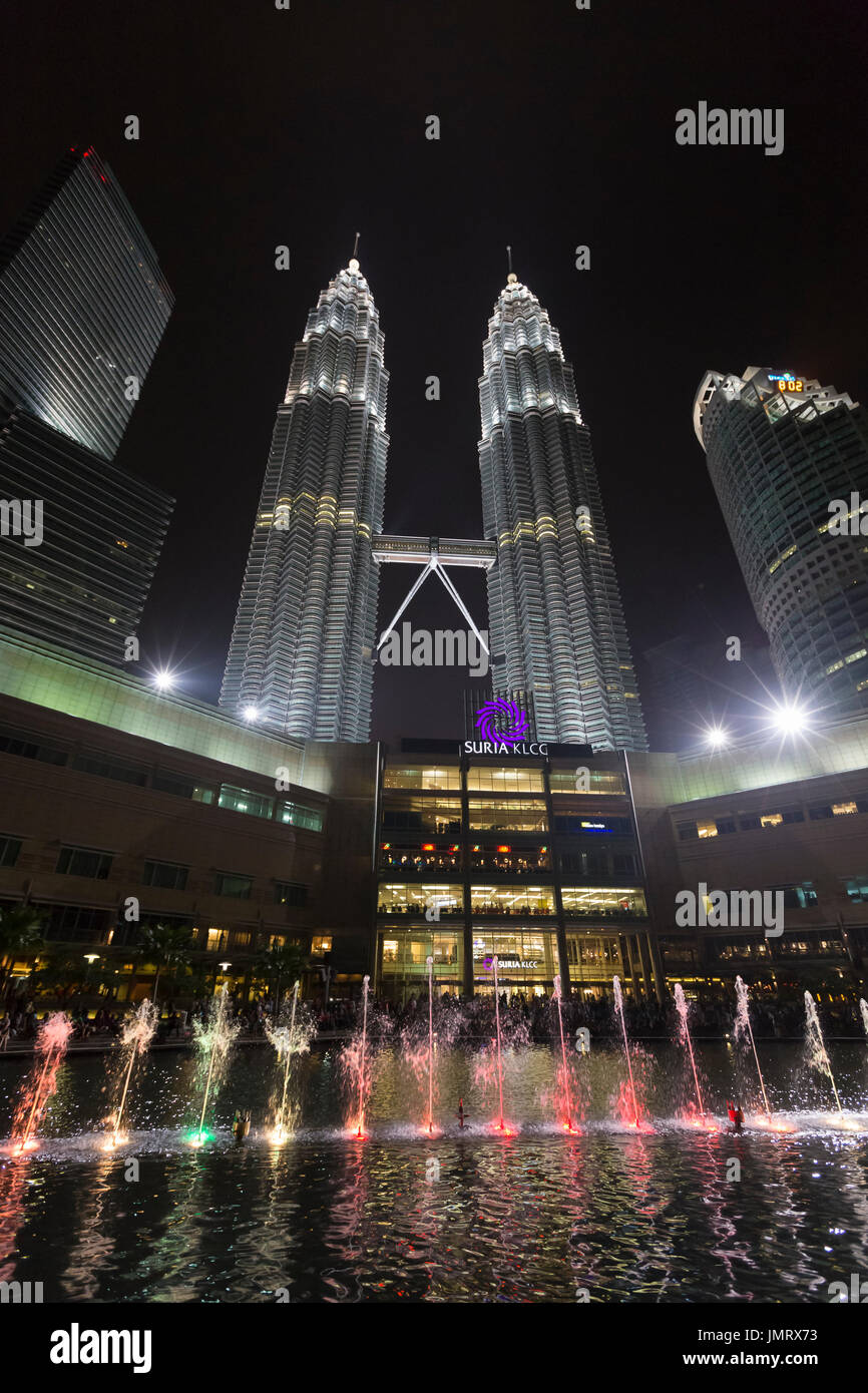 Petronas twin towers light display at night hi-res stock photography ...