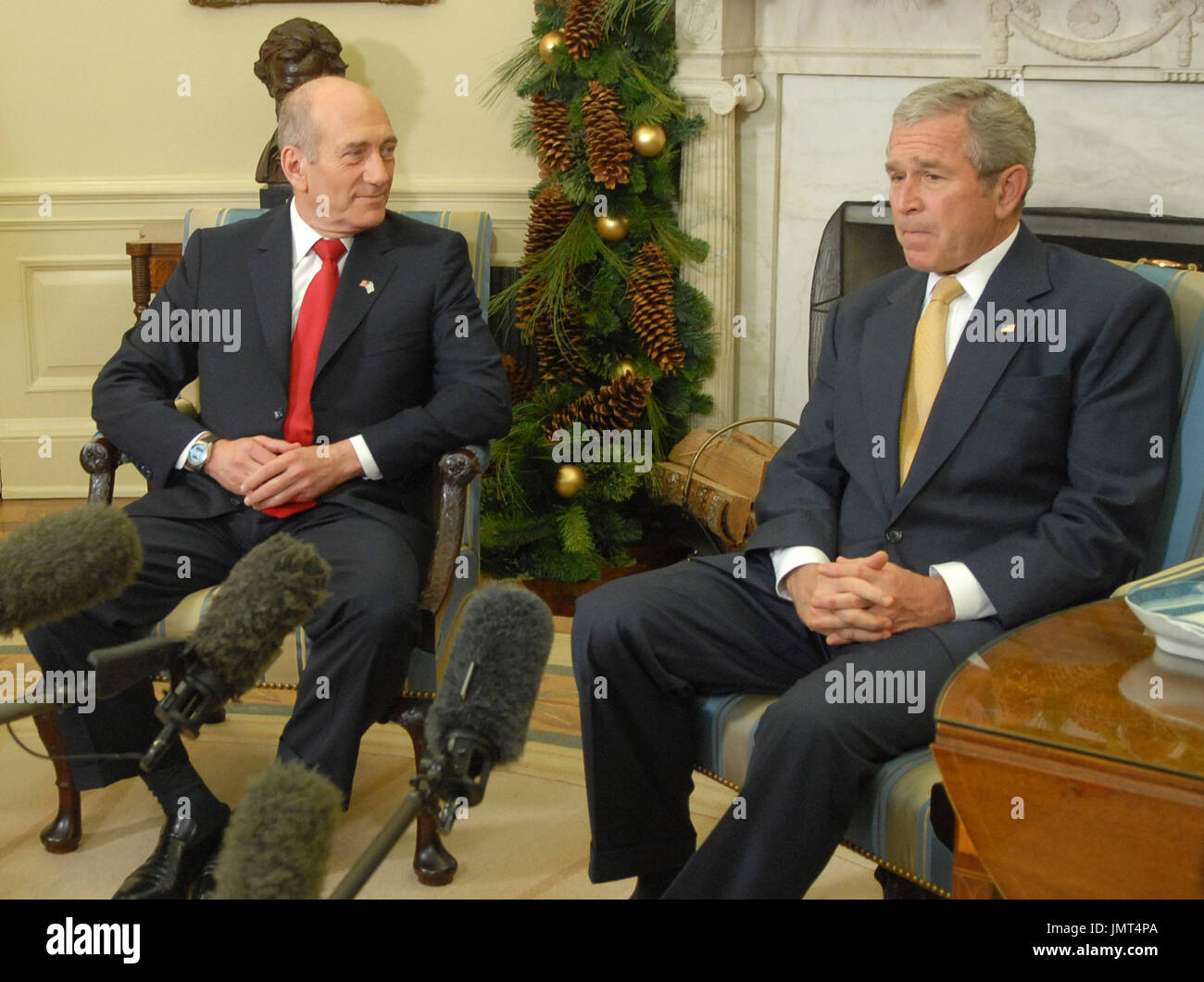 U.S. President George W. Bush (R) meets with the Prime Minister of ...