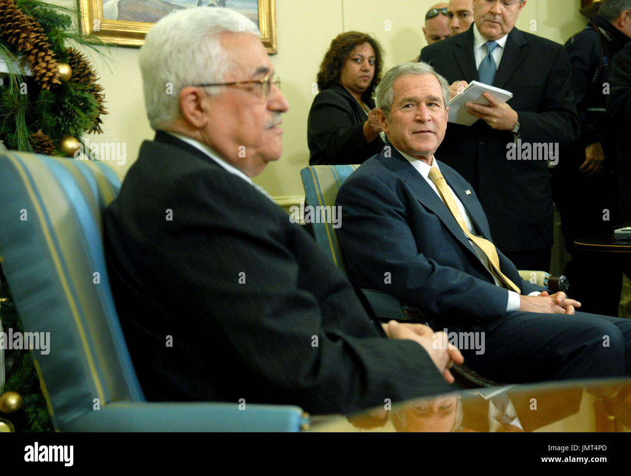 U.S. President George W. Bush (R) meets with the President of the ...
