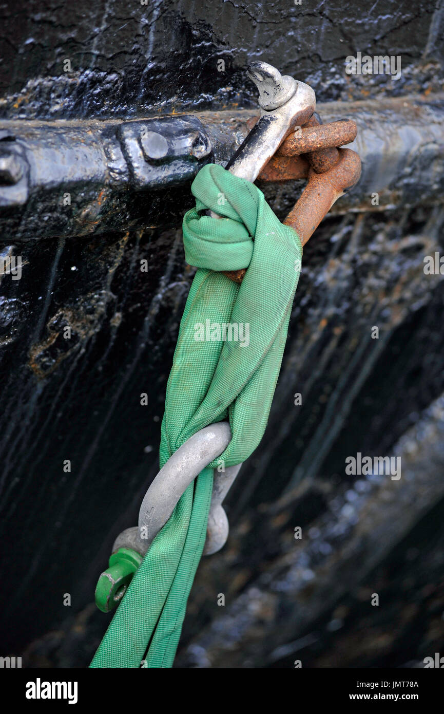Mooring shackles hi-res stock photography and images - Alamy