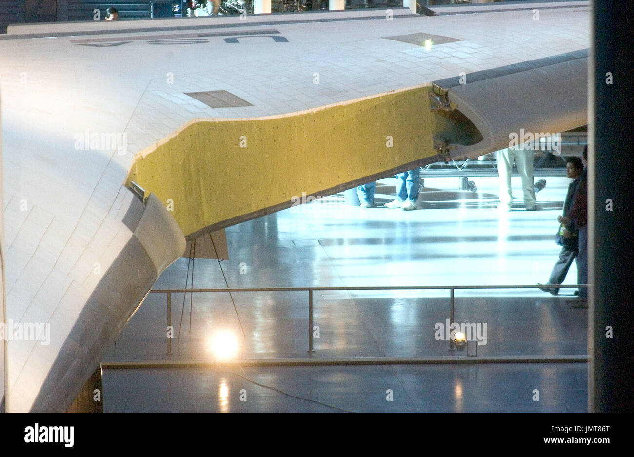 Space shuttle columbia landing on hi-res stock photography and images ...