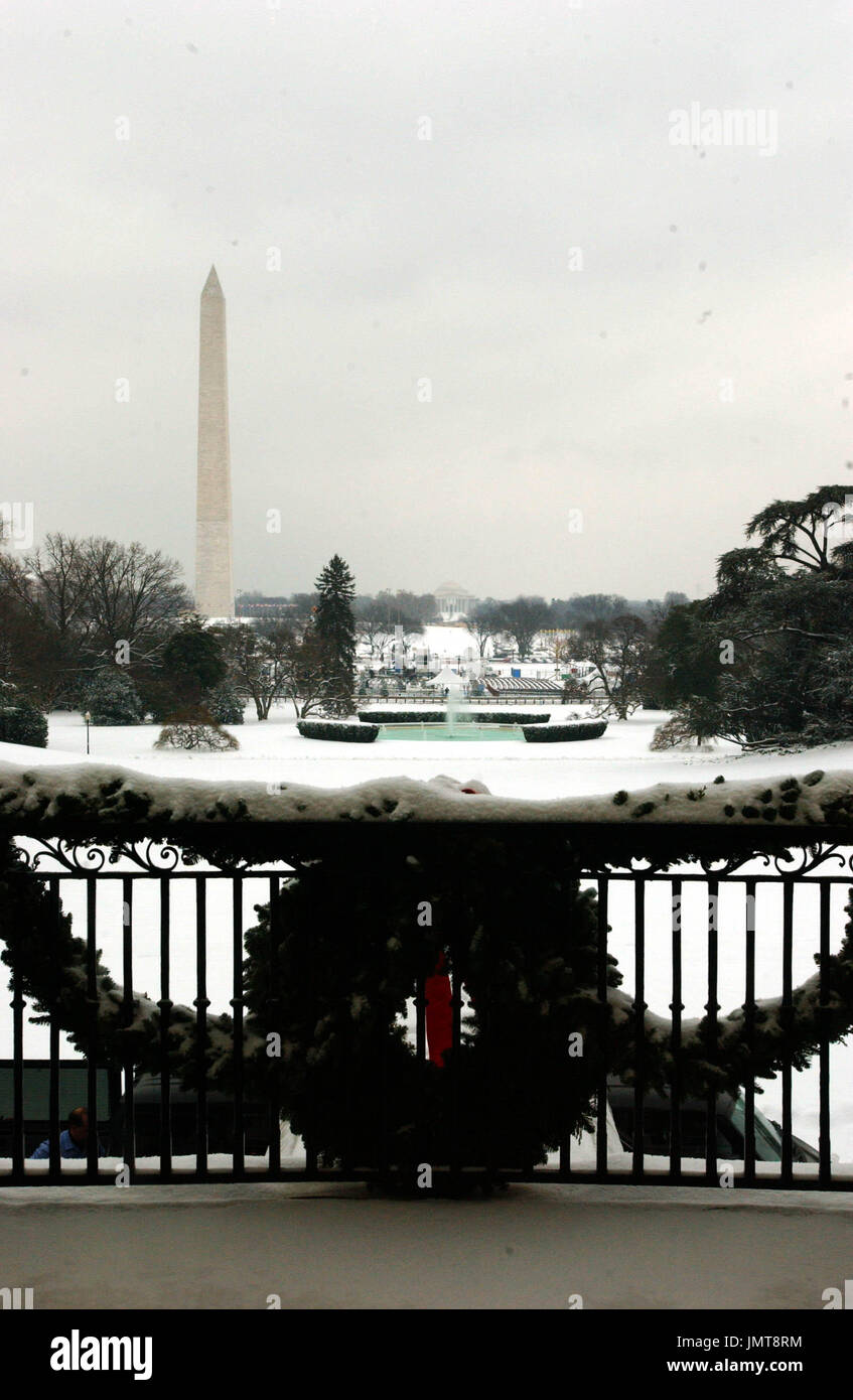 The first snowfall of the season at the White House in Washington, DC ...