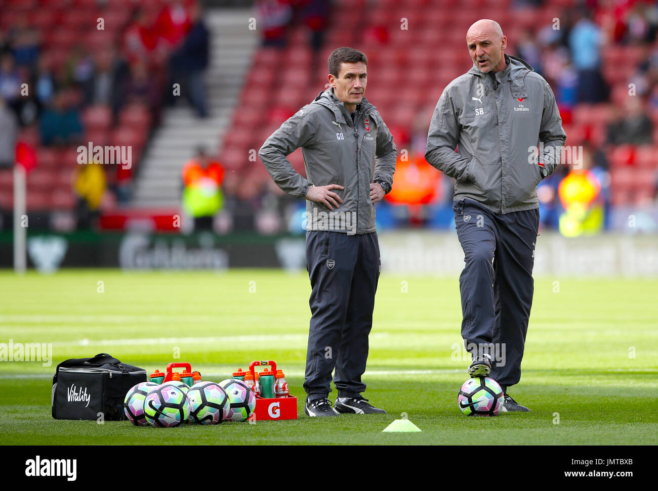 Look at the man in the background. That's Dr. Gary O'Driscoll - Arsenal ...