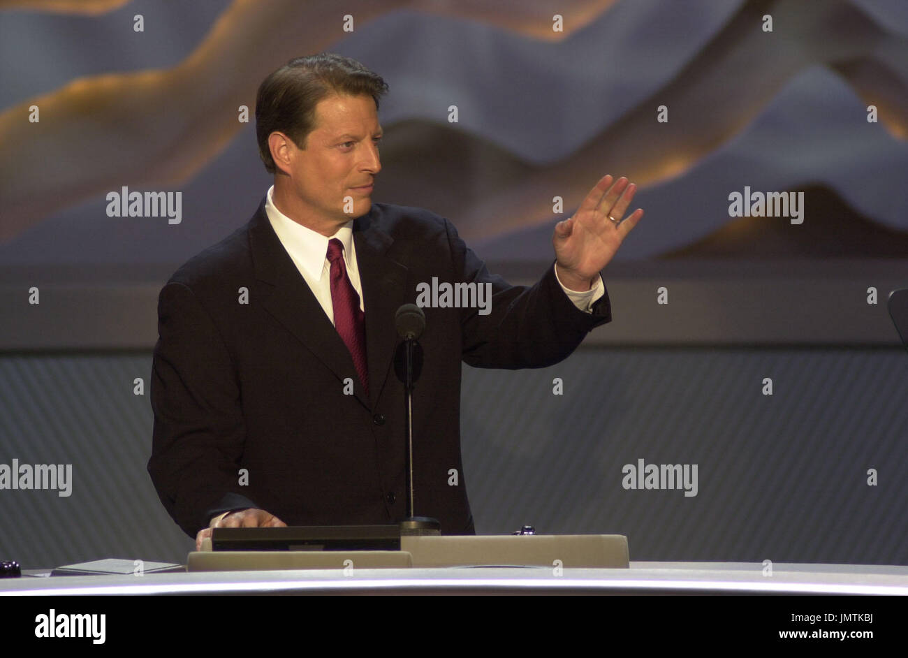 Los Angeles, CA - August 17, 2000 -- Vice President Al Gore accepts the ...
