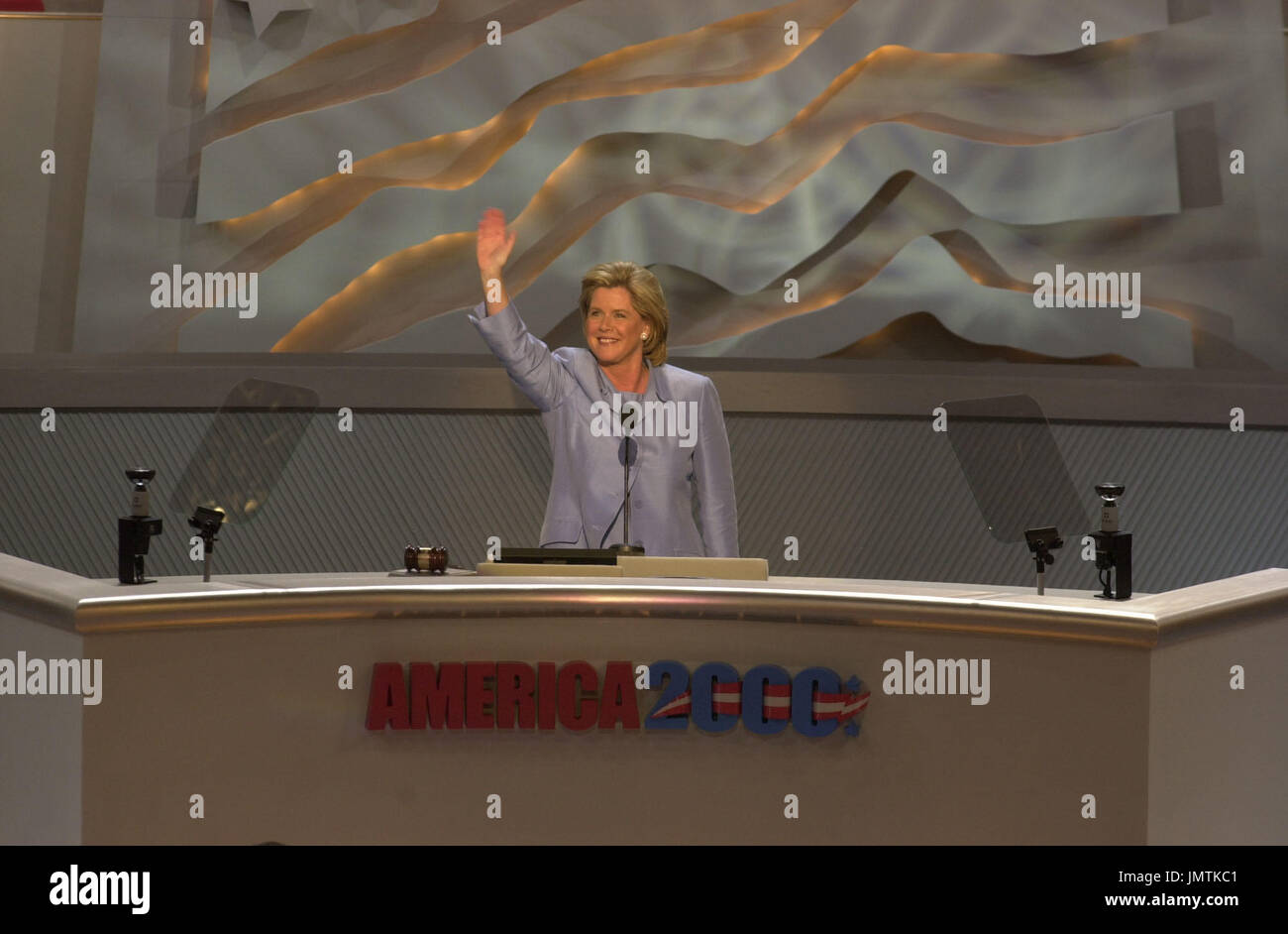 Los Angeles, CA - August 17, 2000 -- Tipper Gore waves to supporters as ...