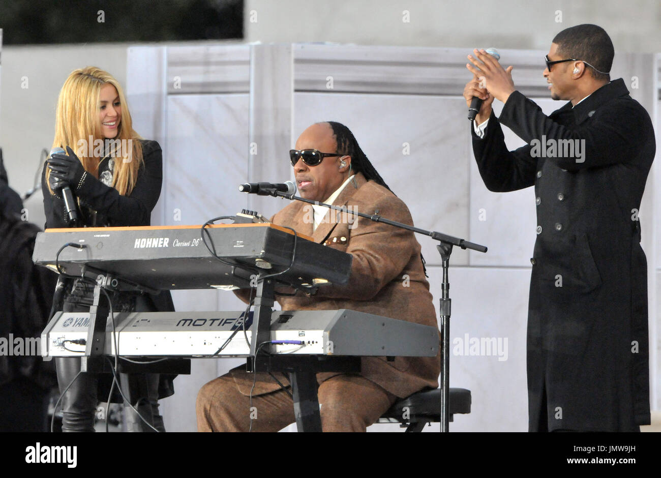 Usher and shakira hi-res stock photography and images - Alamy
