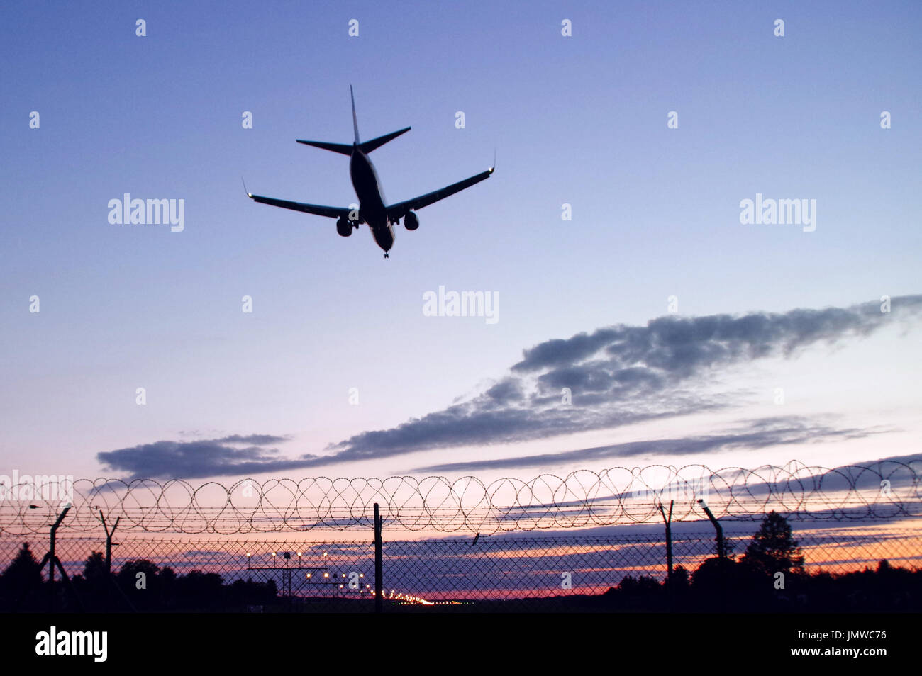 Airplane landing at sunset hi-res stock photography and images - Alamy