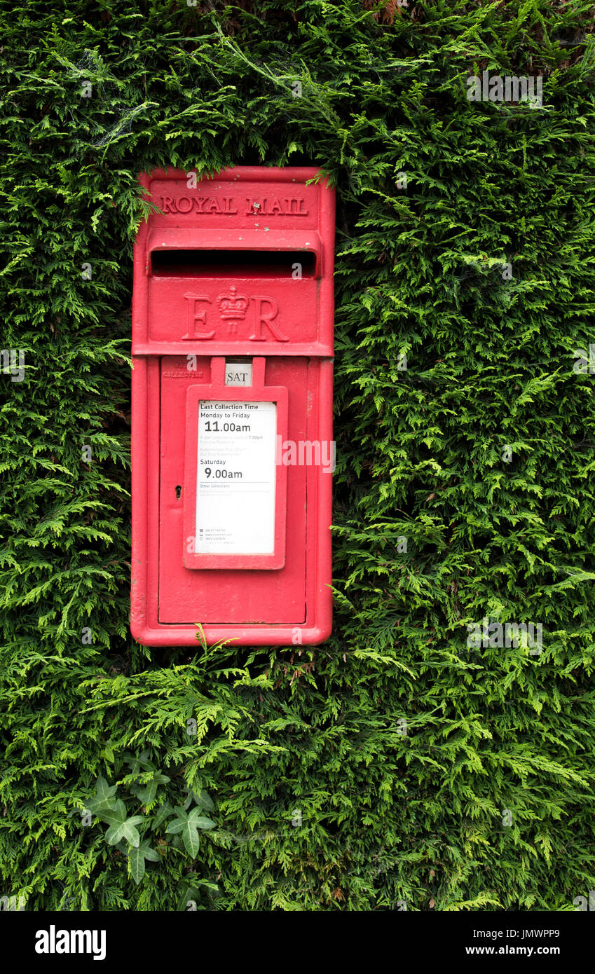Traditonal british post box hi-res stock photography and images - Alamy