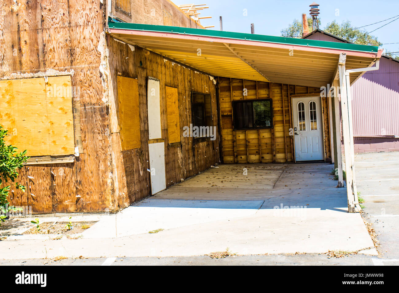 Building With Boarded Up Windows From Fire Damage Stock Photo - Alamy