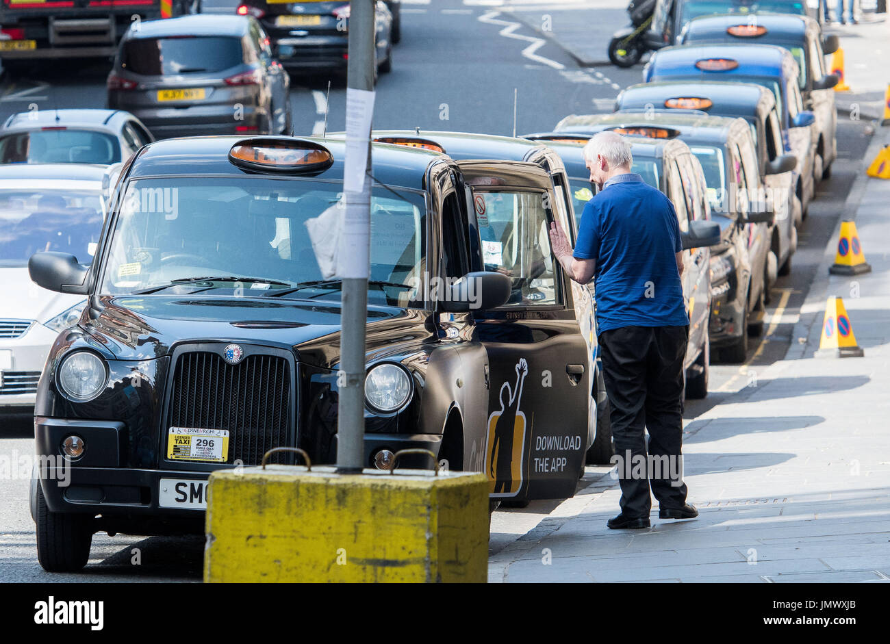 London black cab taxi rank hi-res stock photography and images - Alamy