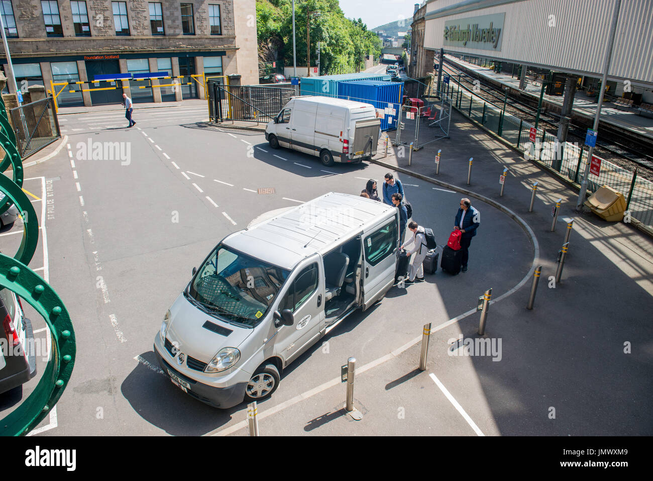 Taxi drop off hi-res stock photography and images - Alamy