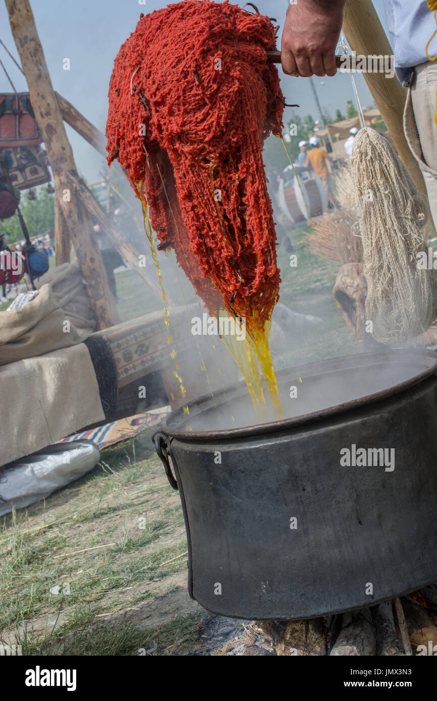Dyeing pots hi-res stock photography and images - Alamy