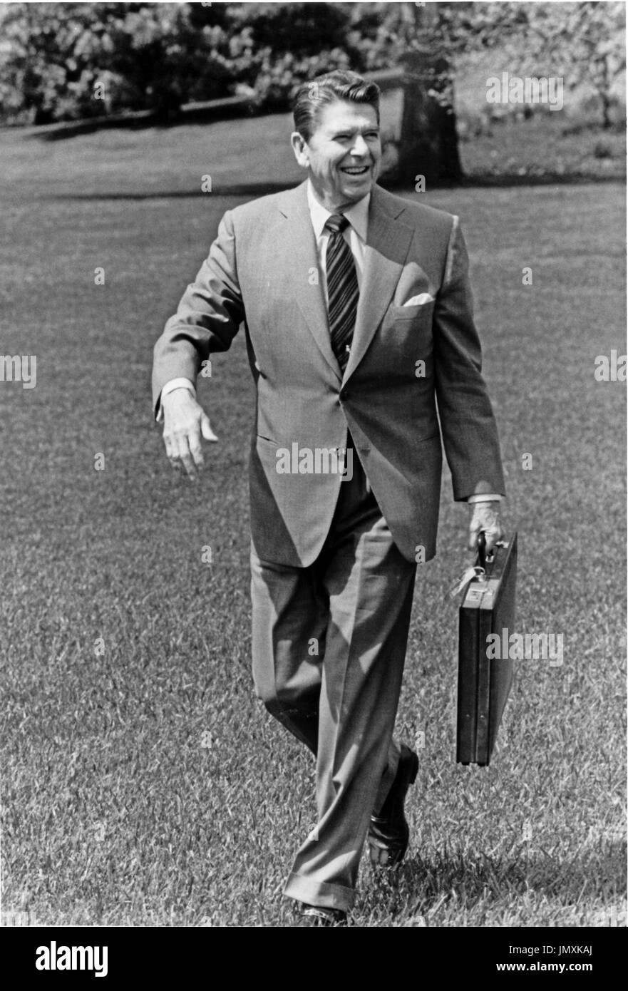 United States President Ronald Reagan walks across the South Lawn of ...